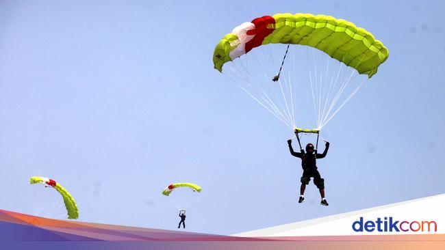 Penerjun TNI AU Gugur Usai Tabrakan di Udara