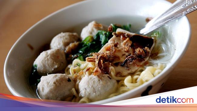 Makan Bakso Panas Plus Es Teh, Enak Sih Tapi Gigi yang Tersiksa