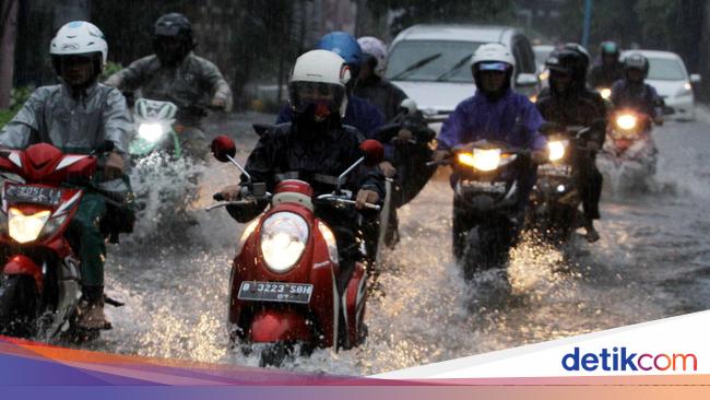 Jakarta Diguyur Hujan Deras, Jalanan Macet dan Tergenang Air