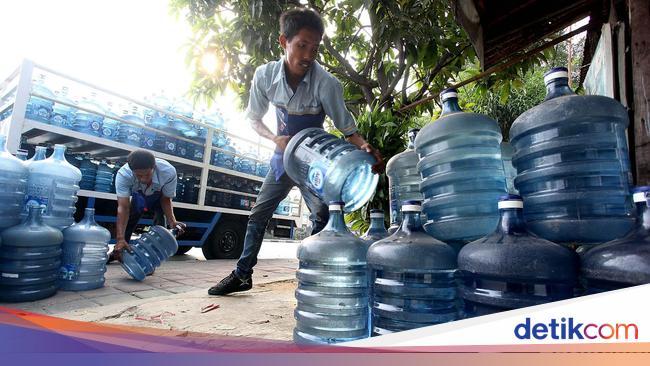 Banjir Surut, Pabrik Aqua di Sukabumi Mulai Bersih-bersih Banjir Surut, Pabrik Aqua di Sukabumi Mulai Bersih-bersih