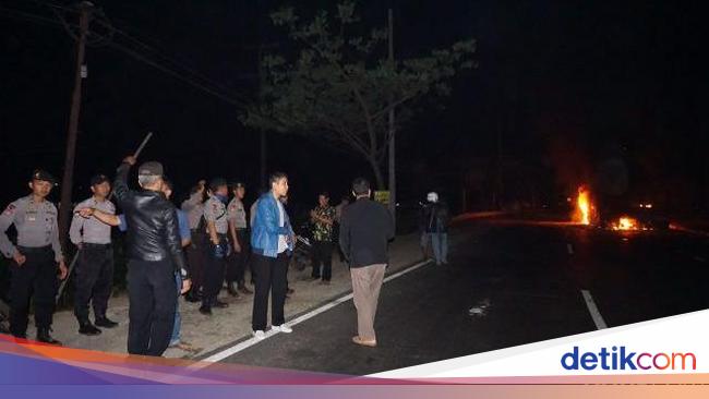 Bus Dibakar Massa karena Lawan Arah dan Tabrak Pemotor hingga Tewas