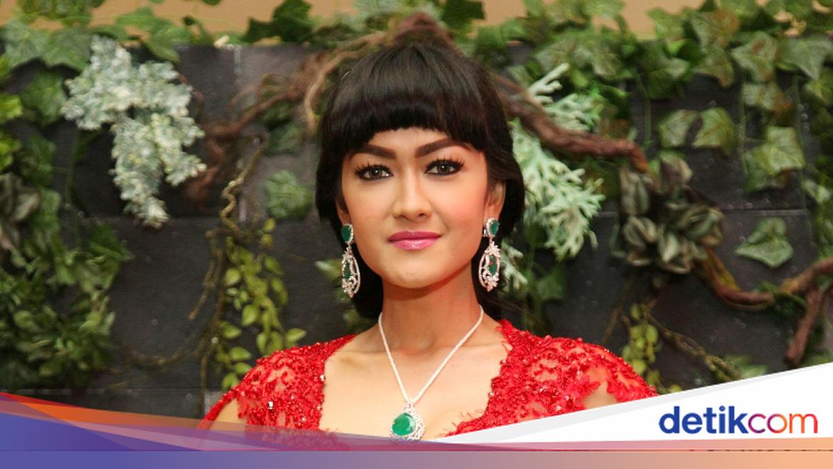 Julia Perez, Dari Sekretaris Kantoran Hingga Jadi Mamita