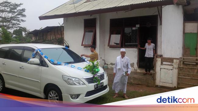 Rumah 'Butut' Marwan dan Hadiah Mobil karena Rajin Salat