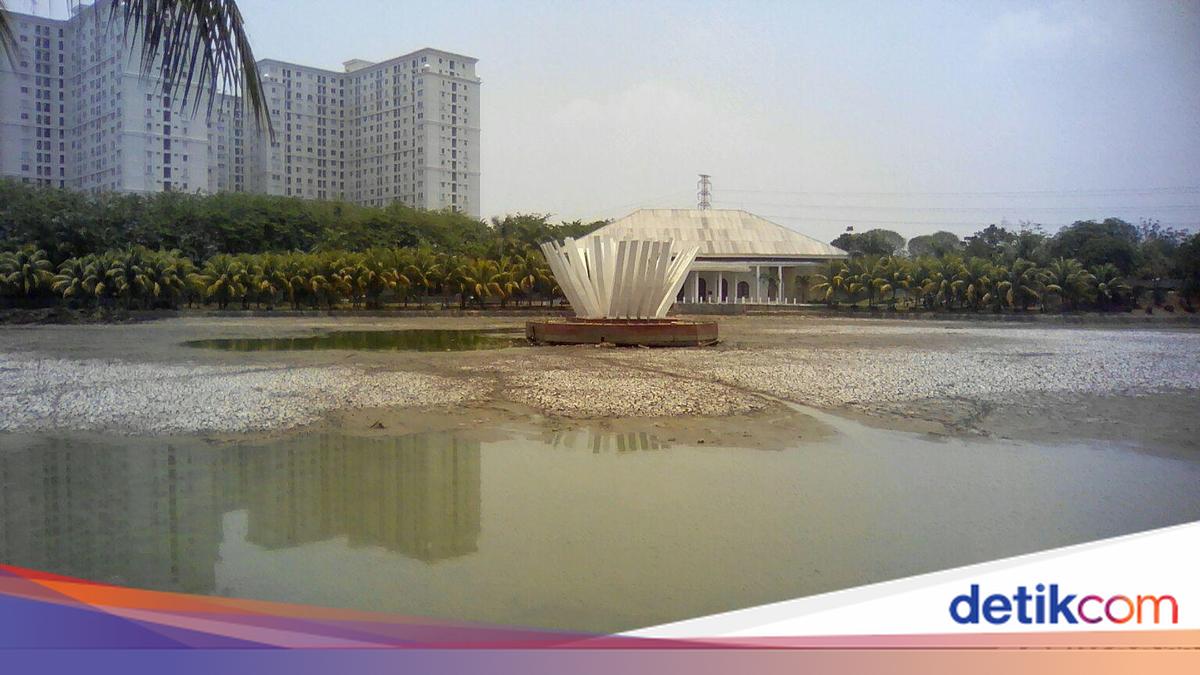 Dampak Kemarau Panjang, Danau TMP Kalibata Surut dan Mengering