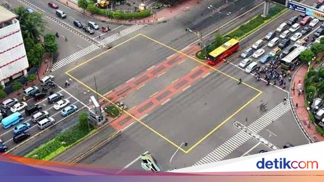 Di Perempatan Jalan Raya Ada Garis Kotak Berwarna Kuning, Jangan ...