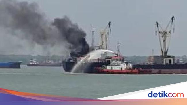 Kapal Kargo Terbakar di Pelabuhan Tanjung Perak