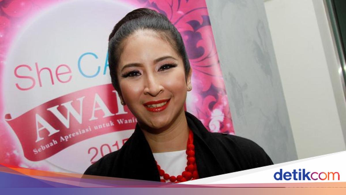 Suami Jadi Komentator Piala Dunia 2018, Novita Angie Tak Jadi Liburan