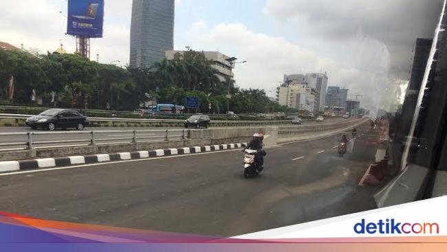Lancarnya Laju Kendaraan yang Melintas di Flyover Kuningan Arah Semanggi