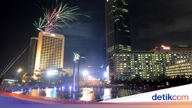 Begini Cantiknya Kembang Api Pergantian Tahun di Bundaran HI
