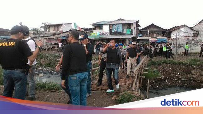 Begini Suasana Saat Polisi Bersenjata Lengkap Masuk ke Kampung Ambon di Jakarta Barat