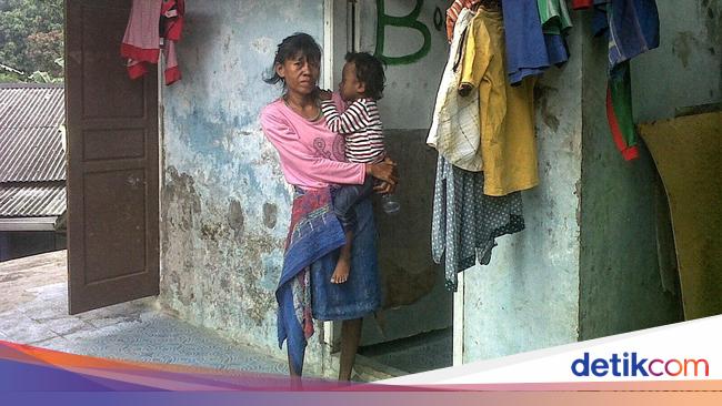 Tak Mampu Bayar Kontrakan, Nenek dan Cucunya ini Tinggal di Toilet Umum