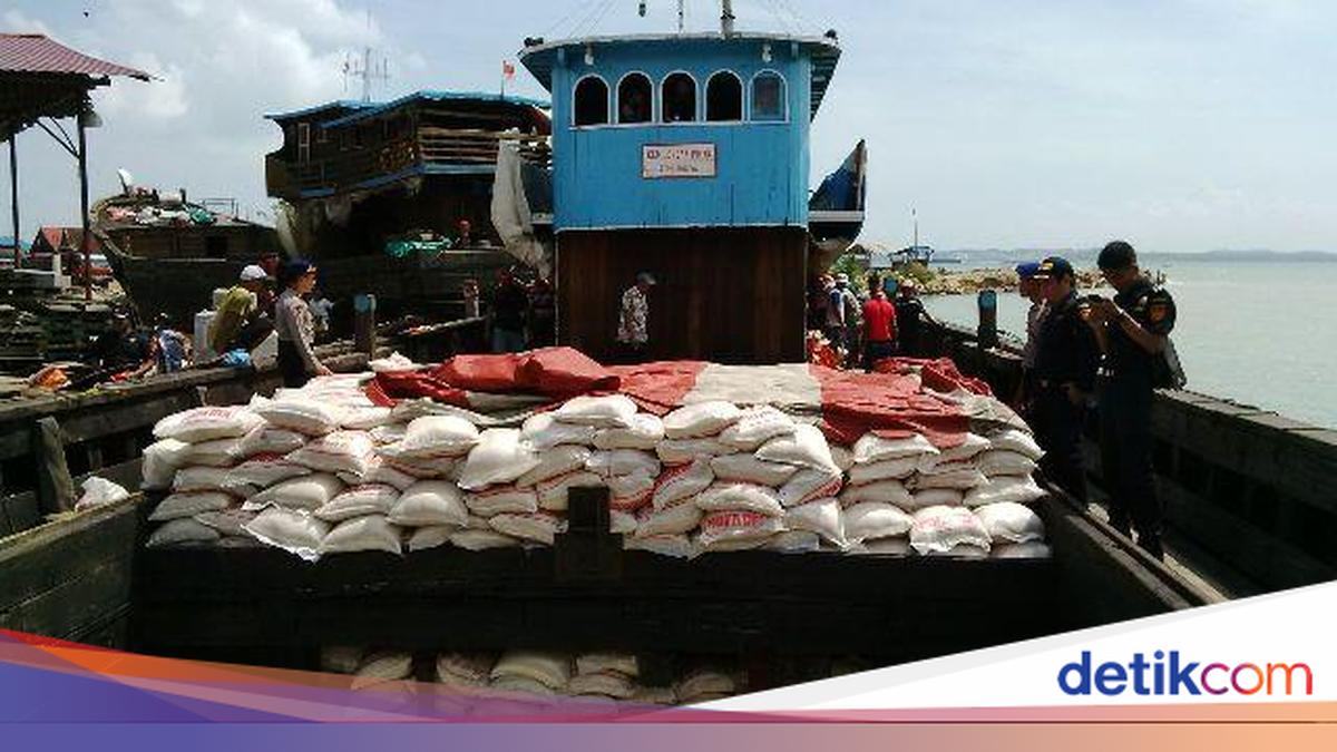 Bermodus Angkut Buah, Kapal ini Ternyata Bawa Ribuan Karung Beras Ilegal