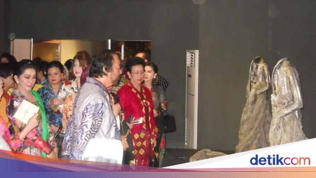 GKR Hemas Buka Pameran Sri Astari Rasjid, Sejumlah Politisi Nasional Hadir