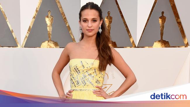 Bergaun Kuning, Alicia Vikander Tampil Bak Disney Princess Belle di Oscar