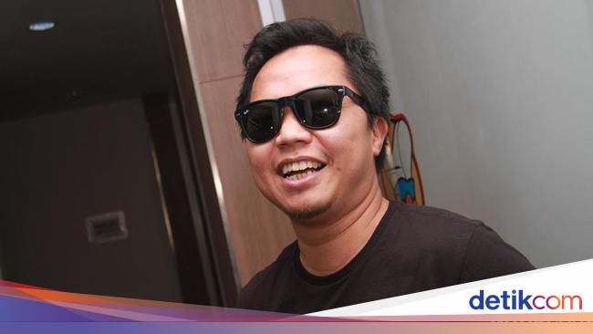Ade Sechan Beberkan Perceraiannya dengan Sandhy Sondoro