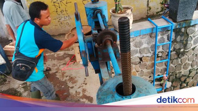 Cerita Soleh 'Curug Ece' Menjaga Kebersihan Sungai Cikapundung Kolot