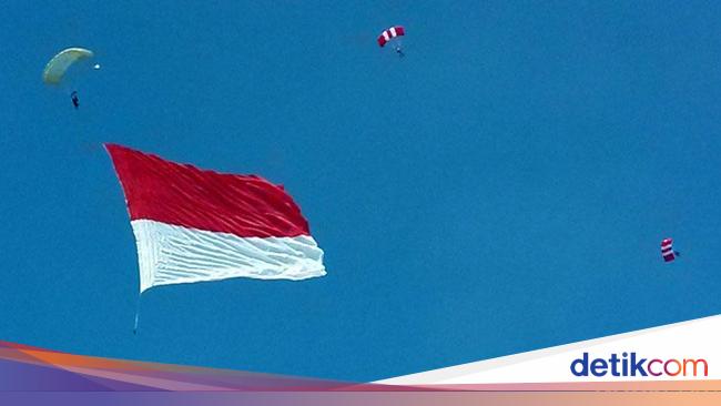 Ini Sertu Tedi, Penerjun yang Bawa Bendera Seberat 86 Kg di Udara