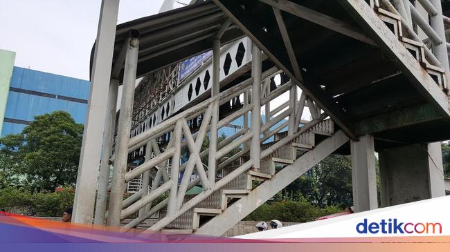 Mungkin ini Alasan Orang Indonesia Malas Naik Jembatan Penyeberangan Mungkin ini Alasan Orang Indonesia Malas Naik Jembatan Penyeberangan