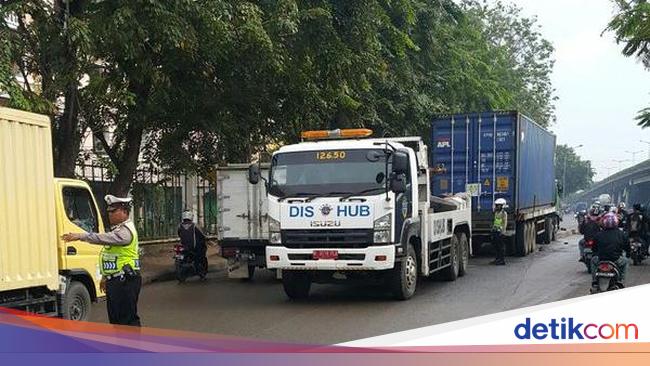 Truk Kontainer Tabrak Pembatas Jalan, Ring Road Cengkareng Arah Bandara Macet
