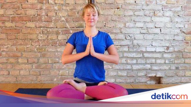 'Boga', Ketika Yoga Dilakukan dengan Memakai Botol Bir