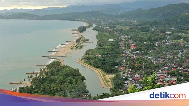 Indahnya Painan Dilihat dari Bukit Langkisau