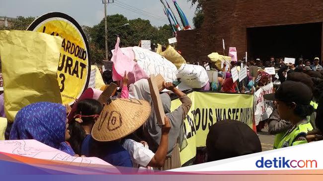Ratusan Warga Demo Tuntut Pabrik Limbah Diduga Cemari Air Tanah Ditutup