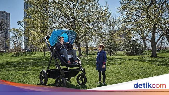 Foto: Orang Dewasa Bisa Coba Stroller Bayi Raksasa Ini