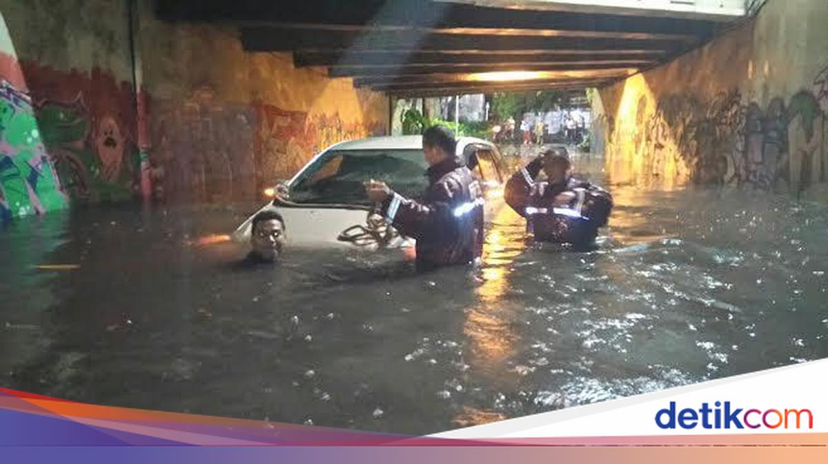 Mobil Innova Tenggelam di Terowongan Viaduk Gubeng, Tiga Penumpang Selamat