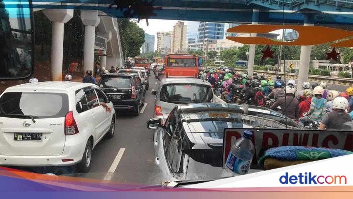 'Crossing' Jalur Jelang Flyover Kuningan Dikeluhkan Jadi Sumber Kemacetan