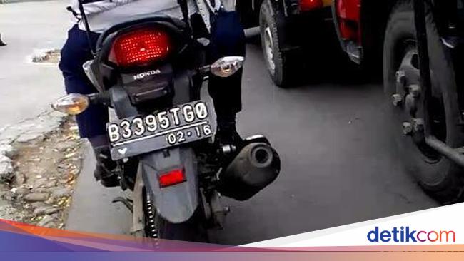 Duh! Anggota Dishub DKI ini Naik Motor dengan Pelat Nomor Kedaluwarsa