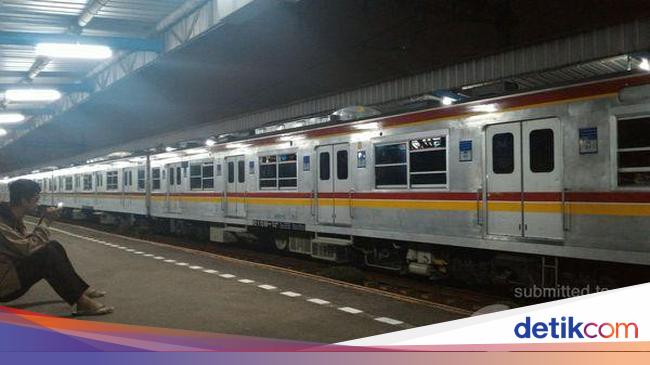 KRL Tangerang-Duri Mogok di Stasiun Pesing, Gerbong Gelap Gulita