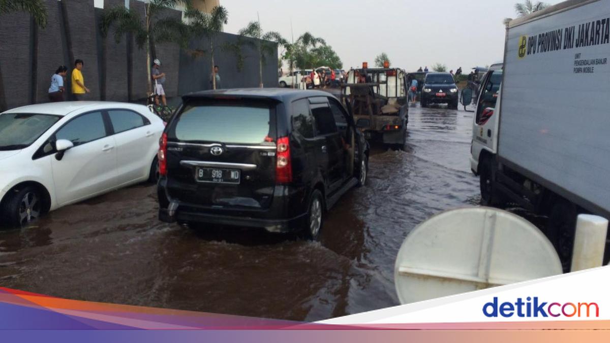 Mobil yang Terendam Air Laut Semalaman Kini Ditarik Mobil Derek