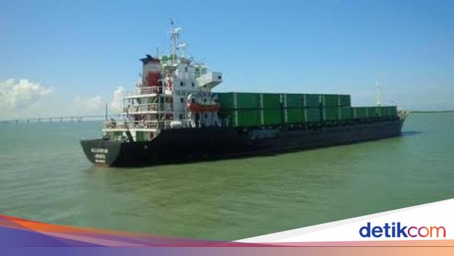 Kapal Tni Al Hentikan Kapal Bermuatan Kayu Jati Diduga Ilegal