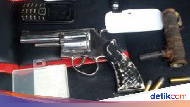 Sepucuk Revolver Disita dari Begal yang Baku Tembak dengan Polisi di ...