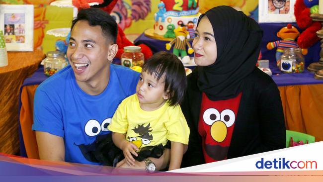 Kebersamaan Poppy Bunga dengan Suami dan Putri Tercinta
