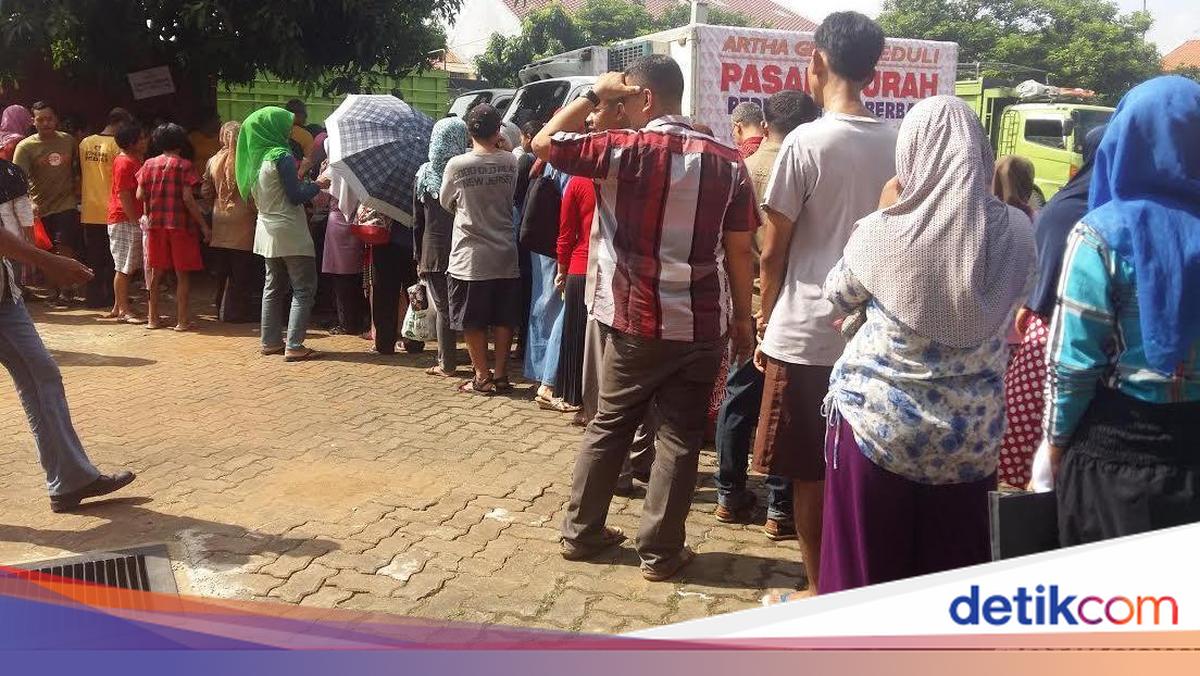Demi Daging Sapi Rp 75.000/Kg, Ibu-ibu Ini Rela Antre Panas-panasan