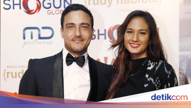 Nadine Chandrawinata Gandeng Hamish Daud di Red Carpet 'Rudy Habibie'
