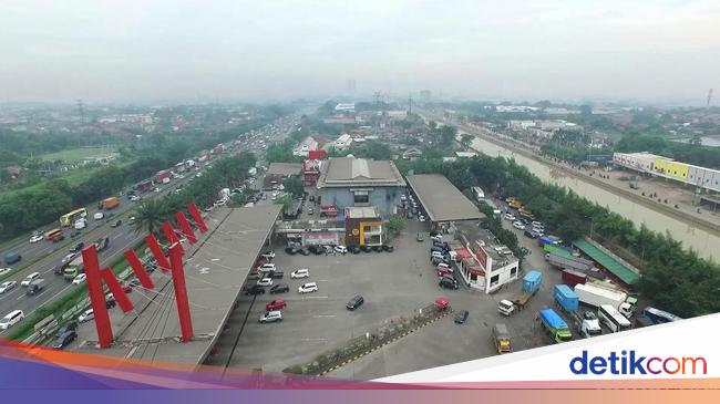 Penampakan Rest Area KM 19 'Langganan' Macet di Tol Cikampek dari Udara