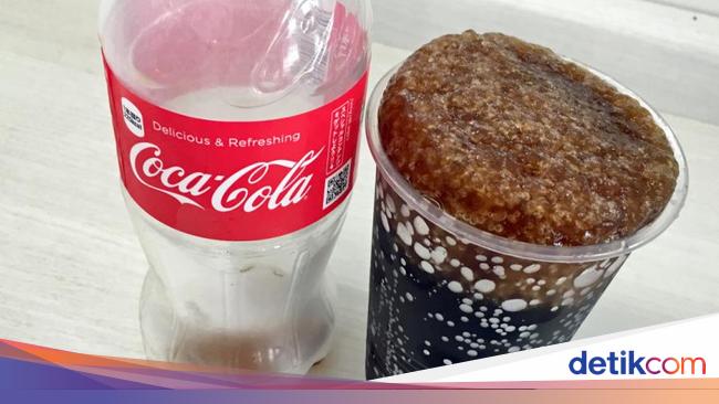 Coca-Cola dalam Vending Machine Ini Hasilkan Kristal Es yang Super Dingin!