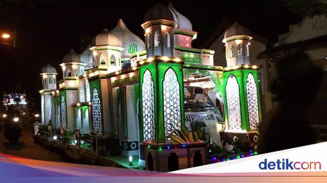 Meriahnya Malam Takbiran di Jepara, Ada Pawai Mobil Hias Berbentuk Masjid
