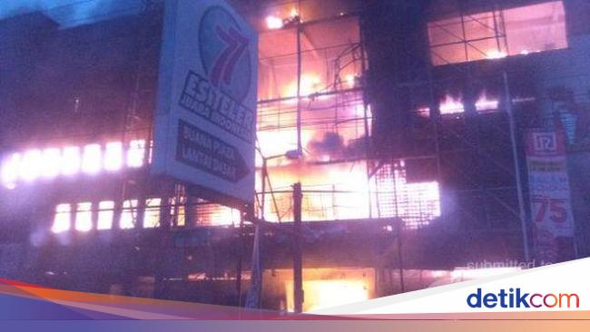 Hingga Malam ini, Api Masih Berkobar di Pasar Aksara Medan Hingga Malam ini, Api Masih Berkobar di Pasar Aksara Medan