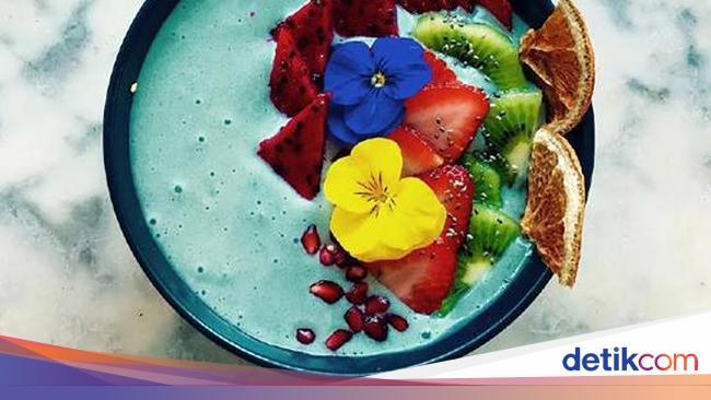 Sluurp! Latte Berwarna Biru Terang Ini Sedang Digemari Banyak Orang