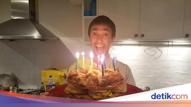Kue Ulang Tahun Ini Dibuat dari Pizza, Burger dan Fried Chicken