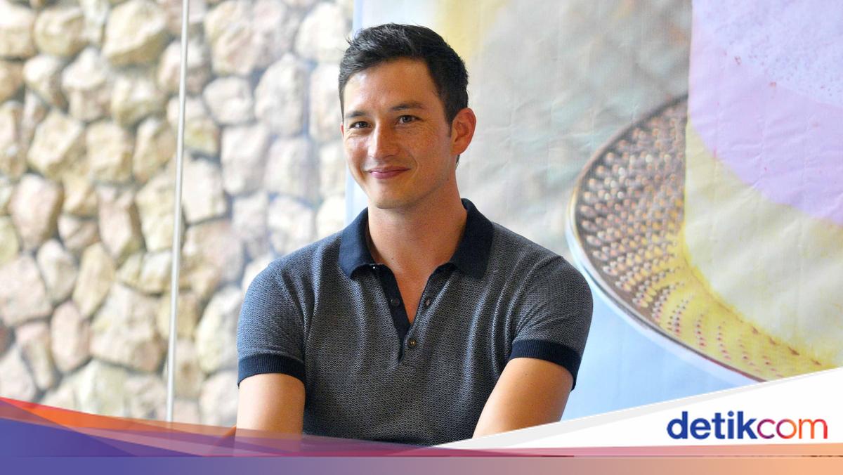 Gaya Mike Lewis Tampil Beda Berambut Plontos, Dipuji Makin Macho & Ganteng