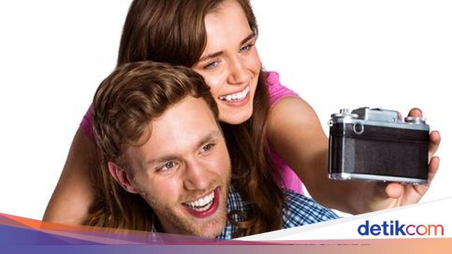 Survei: 1 dari 4 Orang Risih dengan Pasangan yang Pamer Foto Mesra di ...