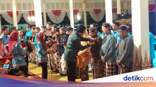 Sultan Beri Penghargaan untuk Sastrawan, Empu, Hingga Bong Supit Legendaris