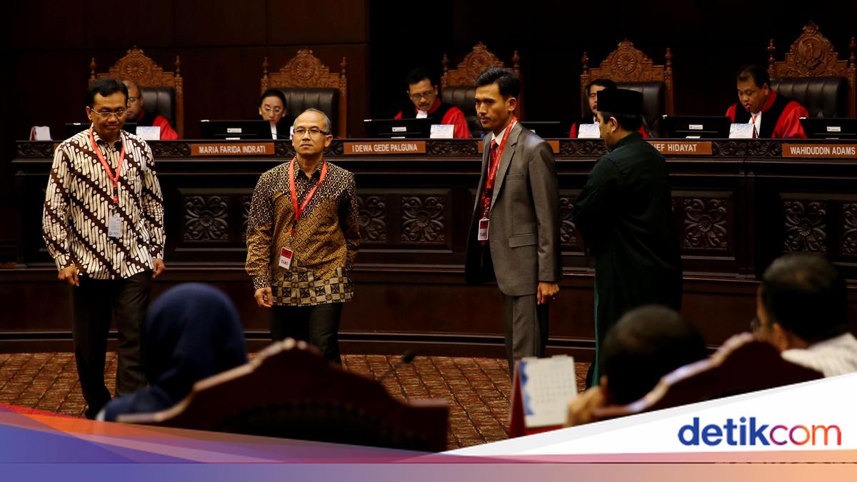 Ketika MK Ditantang Menarik Garis Batas Moral di Kasus LGBT dan Kumpul Kebo