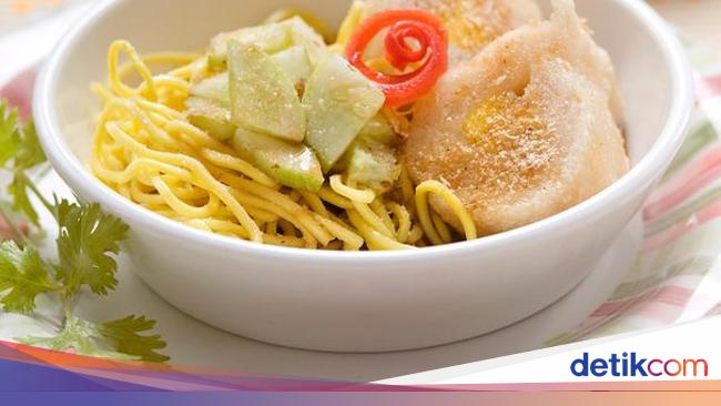 Gurih Segar Rujak Mie dengan Isian Lengkap dari Palembang