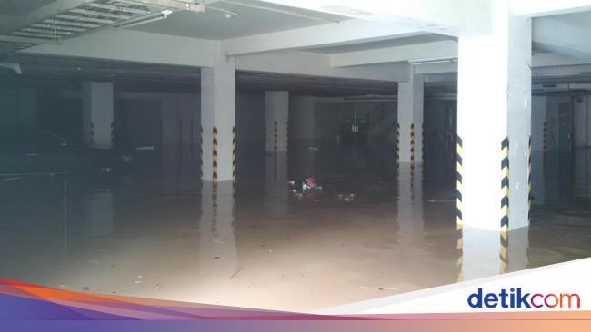 Gelap dan Berlumpur, Begini Penampakan Basement Kemang Square yang ...