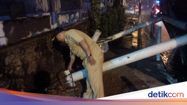 Hujan Deras, Halte di Cipulir Roboh Timpa Pembatas Trotoar